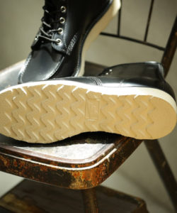 RED WING×FREAK'S STOREより "ガラスレザー"を纏った別注モデルが発売！8848 モックトゥ