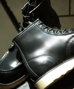 RED WING×FREAK'S STOREより "ガラスレザー"を纏った別注モデルが発売！8848 モックトゥ